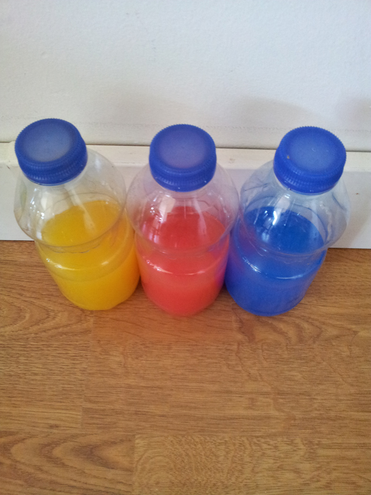 Bouteilles d'eau colorée - activité Montessori pour petits et grands